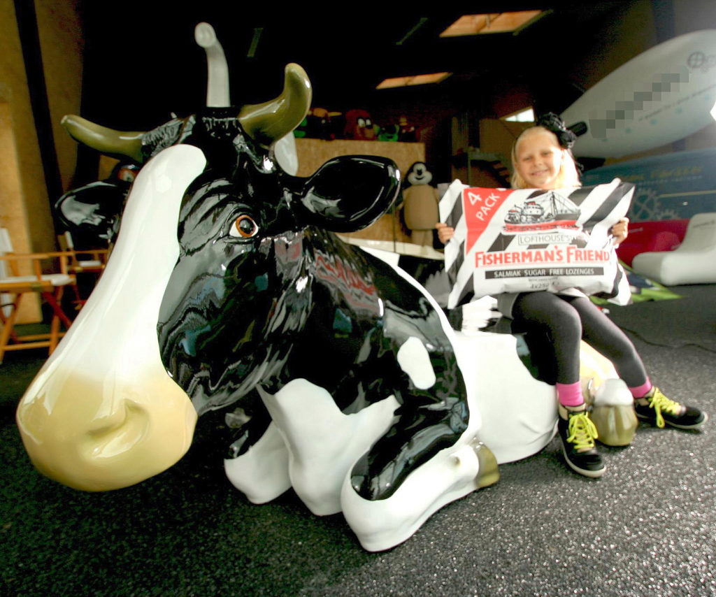 Cow-shaped laminate bench | 3DFORM